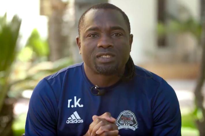 Coupe du monde 2022 : Invité par la FIFA, Robert Kidiaba est dans les ...