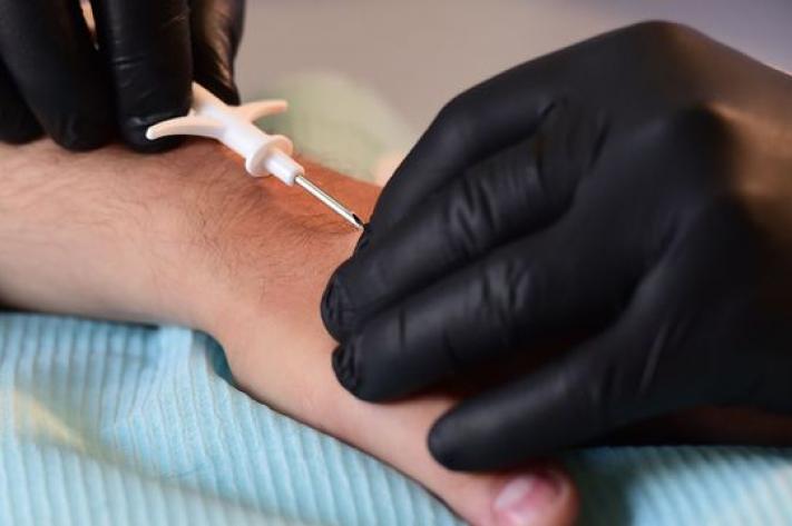Ils se font implanter des puces dans la peau