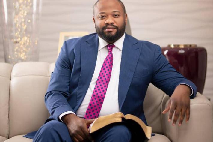 Le pasteur Moïse Mbiye sur le point d'arrêter sa carrière musicale pour ...