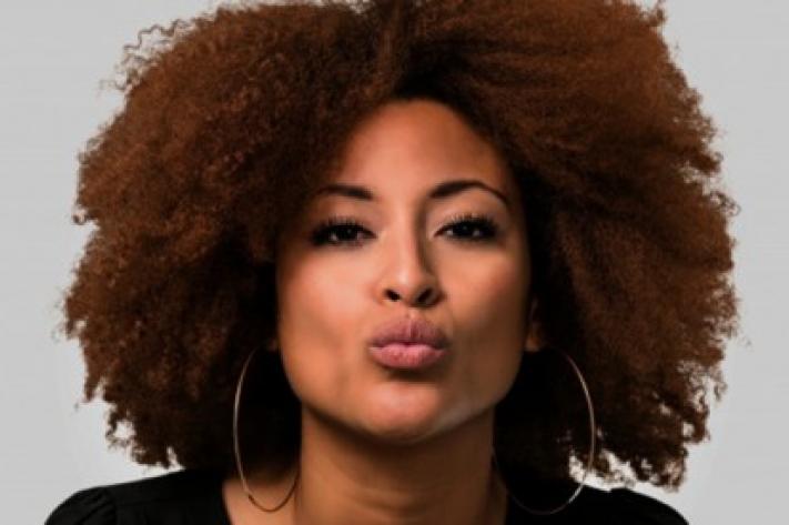 Comment poser une perruque afro