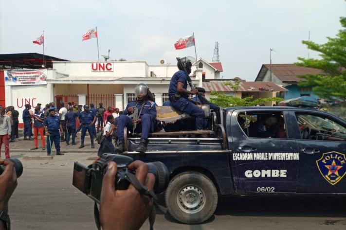 Kinshasa: la police étouffe de nouveau une manifestation des militants ... Kinshasa: la police étouffe de nouveau une manifestation des militants ...