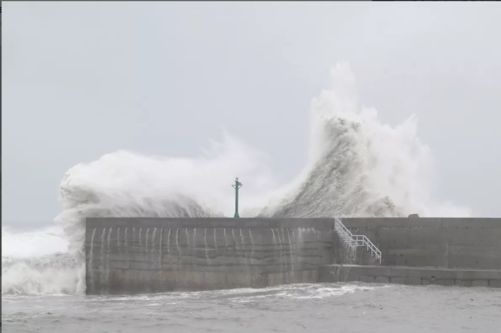 Le typhon Koinu provoque des vents d'une force « record » à Taïwan