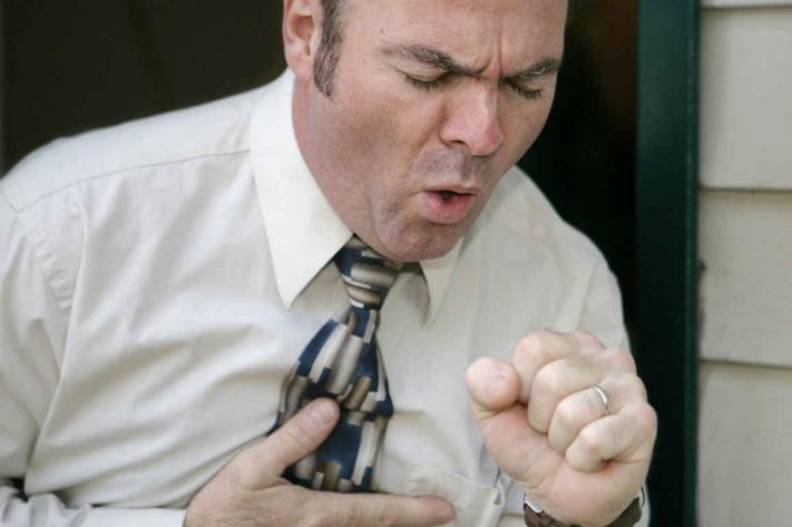 Non, tousser ne permet pas de survivre à une crise cardiaque