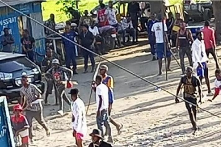 Scènes de Kuluna à l'UDPS : les militants pro et anti-Kabuya s ... Scènes de Kuluna à l'UDPS : les militants pro et anti-Kabuya s ...