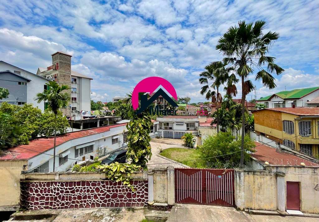 Belle Parcelle de 20m sur 31m, dotée d’une grande maison basse des 3CHS ...