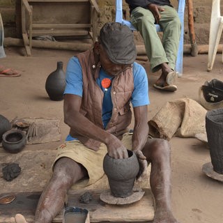 Regardons travailler un potier. Il prend une masse d’argile, la pétrit ...