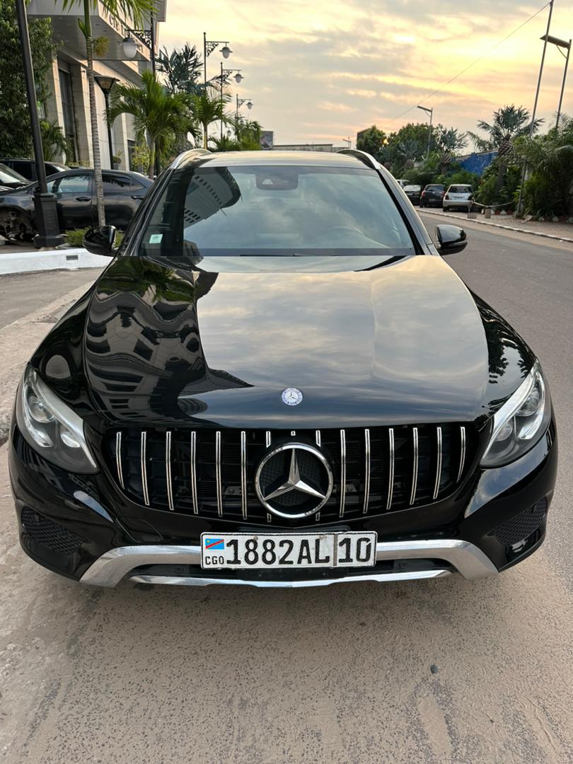 Mercedese Benz GLC 300 4MATIC Anne de fabrication 2018 Essance Volant ...