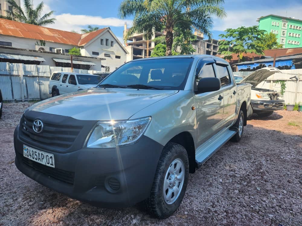 Hilux 2014 diesel manuelle Kilométrage 166000 moteur 5l très propre prix 22000 à discuter ...