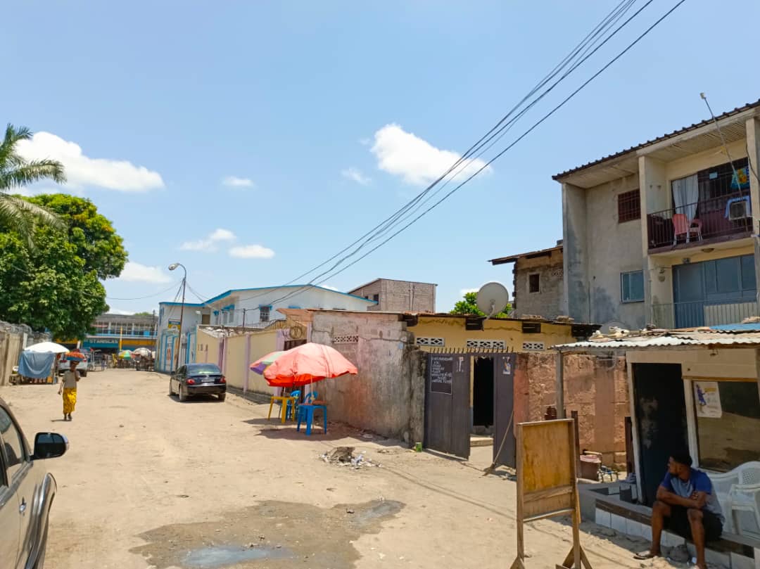 Parcelle de 10msur25 à vendre à kintambo contenant une maison type onel ...