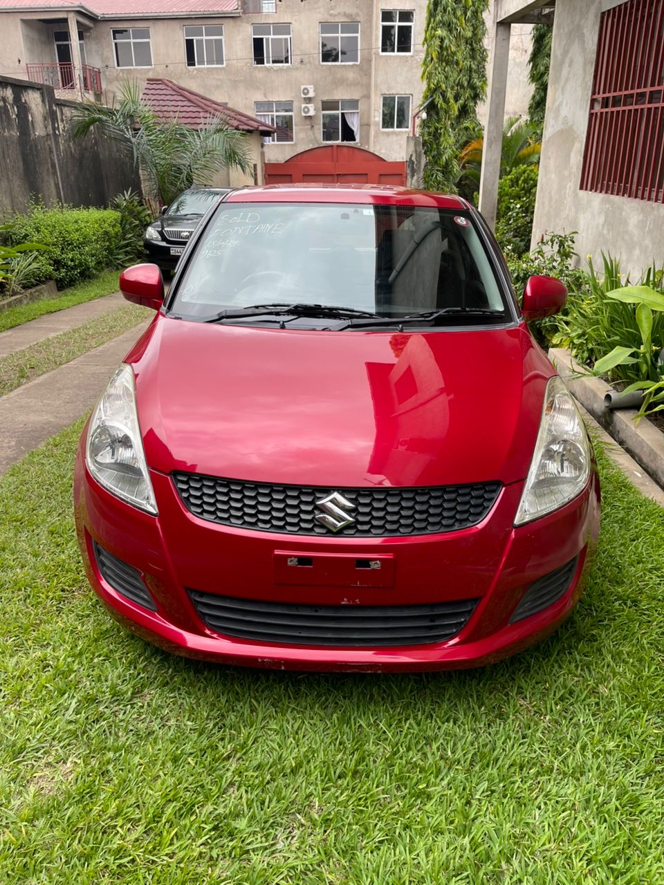 *SUZUKI SWIFT NOUVEAU* Sans plaque Couleur rouge d'origine *Faible ...