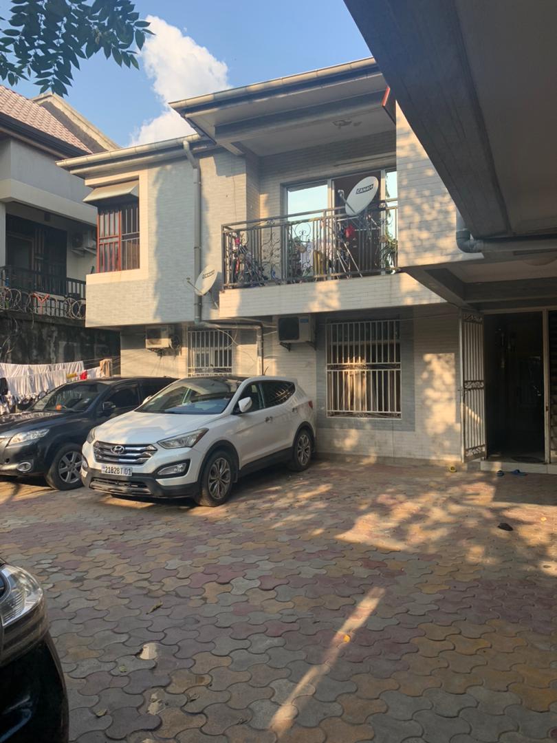 Parcelle à vendre inclus d'un bâtiment de 4 appartements à Binza Météo ...